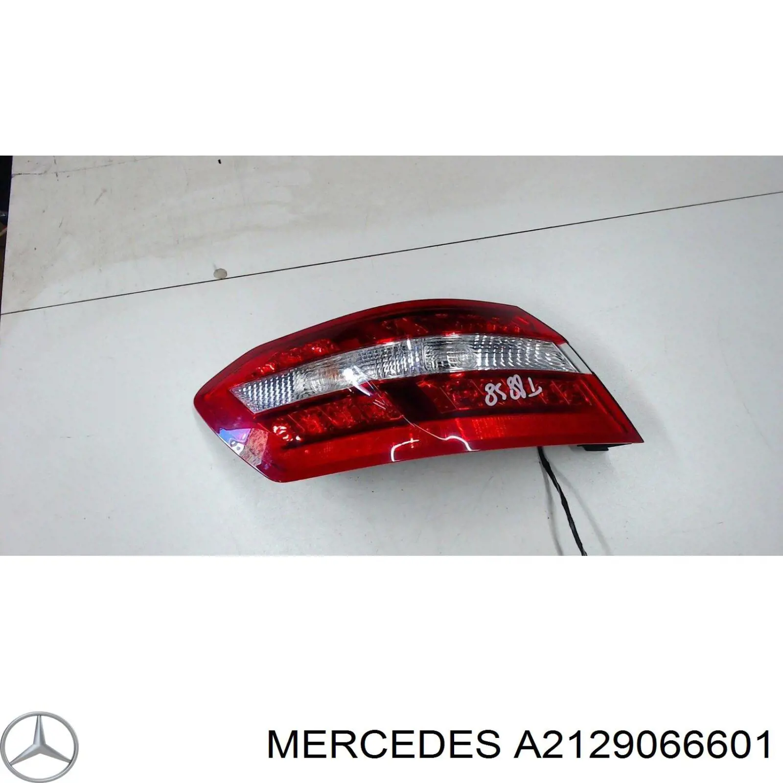 2129066601 Mercedes piloto posterior exterior izquierdo