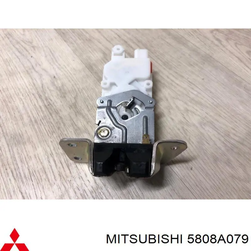 5808A067 Mitsubishi cerradura de puerta de maletero