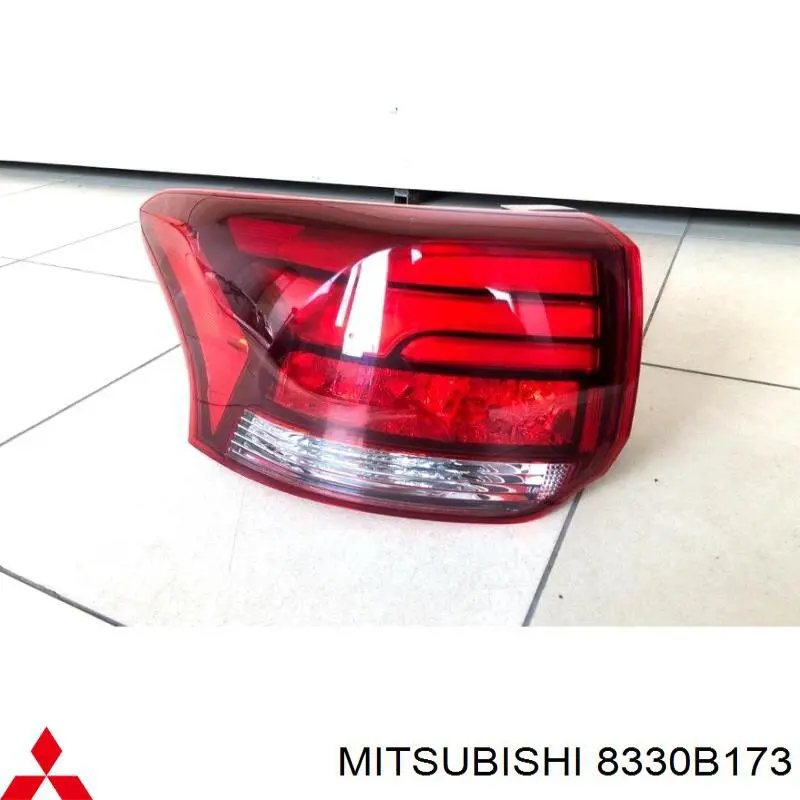 8330B173 MITSUBISHI piloto trasero exterior izquierdo