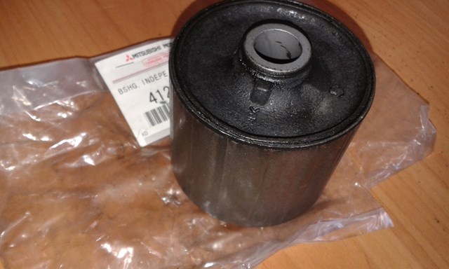 4125A006 Mitsubishi suspensión, brazo oscilante, eje trasero, inferior