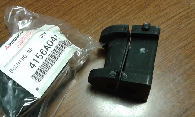 4156A041 Mitsubishi soporte de estabilizador trasero