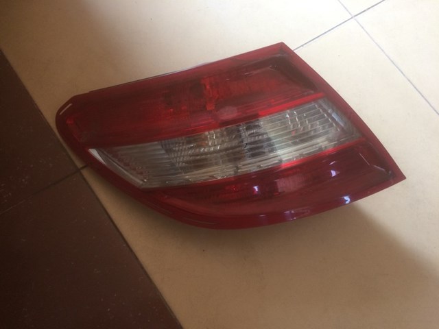 2049068302 Mercedes piloto posterior izquierdo