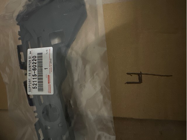 5211560220 TOYOTA soporte de parachoques delantero derecho