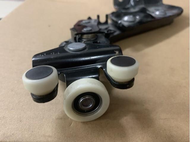 A4477600747 Mercedes guía rodillo, puerta corrediza, derecho inferior ...