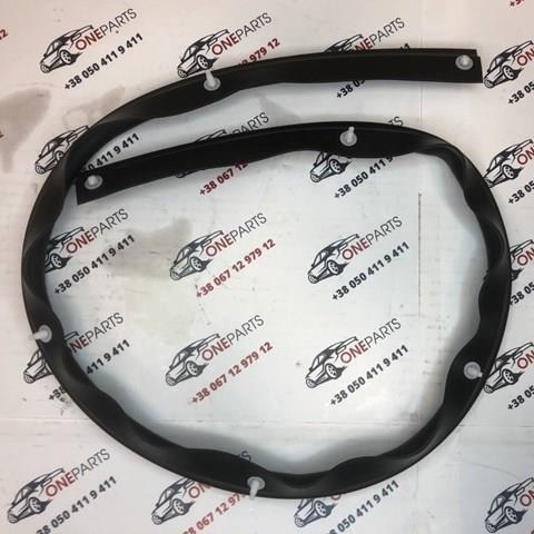 5725A165 Mitsubishi lameluna de puerta delantera izquierda interior