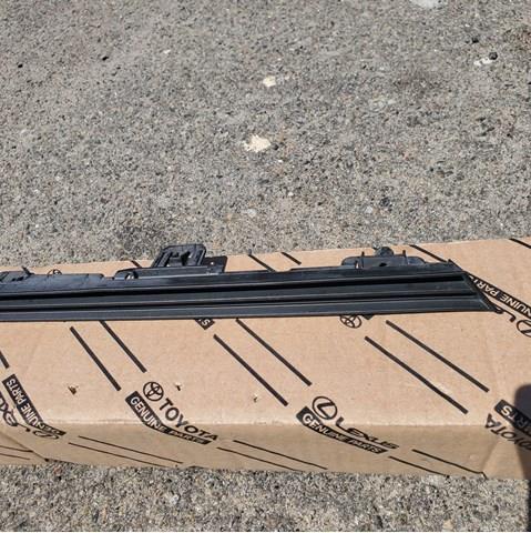 5312442060 Toyota moldura de rejilla de radiador izquierda