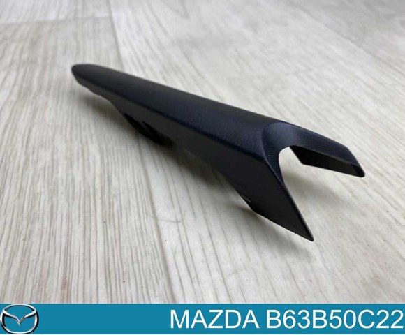 B63B50C22 Mazda moldura de parachoques delantero izquierdo