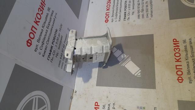 5701302190 Toyota soporte de amplificador de parachoques delantero